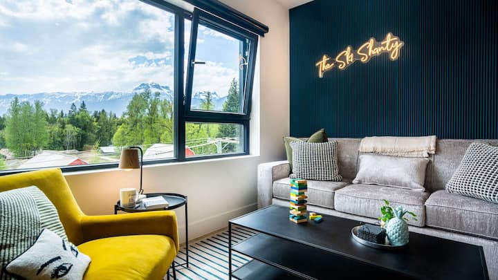 Condo With Hot Tub-the Ski Shanty - Revelstoke
