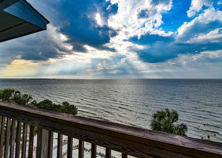 Fenimore Mill 2e - Open Gulf, Pool, Hot Tub! - Cedar Key, FL