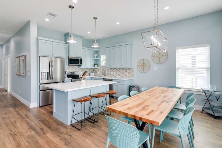 Steps To Coast! Beach Home W/ 2 Decks In Galveston - Galveston, TX