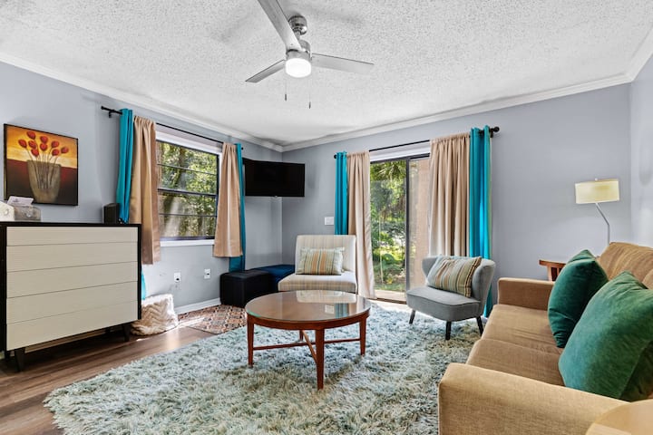 Quiet Peaceful Townhome 2 Br/ 2.5 Bath - Location! - ゲインズビル, FL