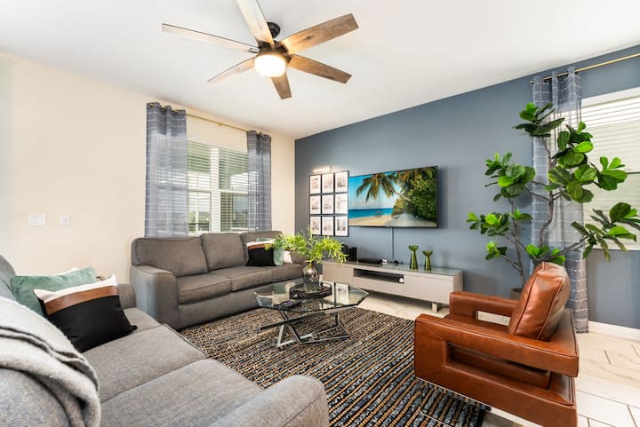 Spacious Davenport Villa, Sleeps 21, Pool & Fun - Florida