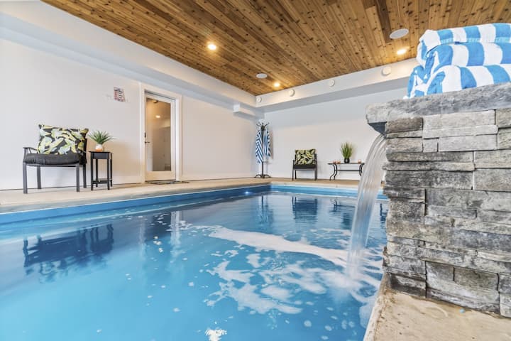 Okanagan Lakeview Oasis - 2 Bed, W/pool & Hot Tub - Vernon