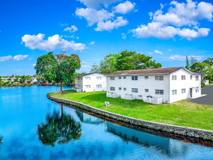 Water View - King Bed - Palm Wave Says - Tamarac