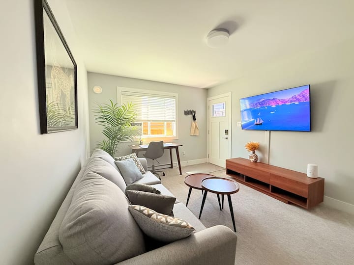 Private Carriage Home • Ac • Patio • King Bed - Langford