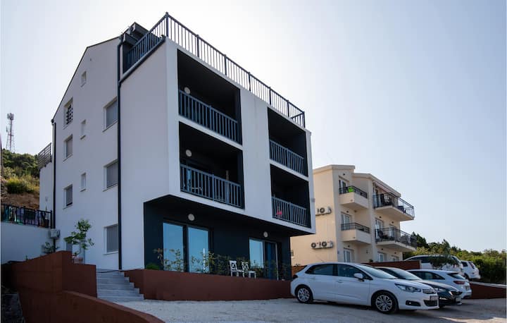 1 Bedroom Lovely Apartment In Komarna - Duba