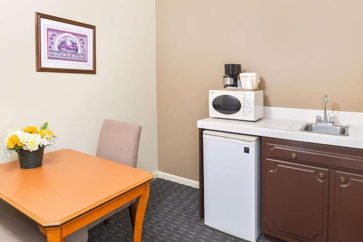 Quick Escape! 3 Comfortable Units, Pool, Parking! - Solvang, CA
