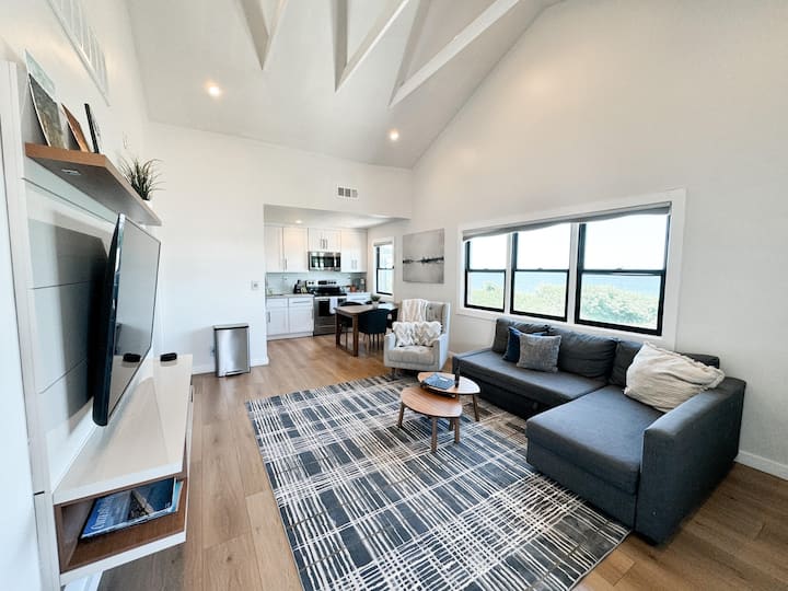 Renovated Modern Condo In Front Of The Sand - Virginia Beach, VA