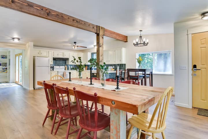 Washington Retreat: Fire Pit, Hot Tub & Ping Pong! - Washougal, WA