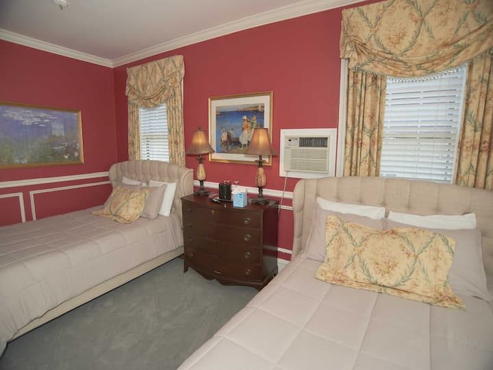 Ensuite Quad At The Inns On Bellevue - Newport, RI