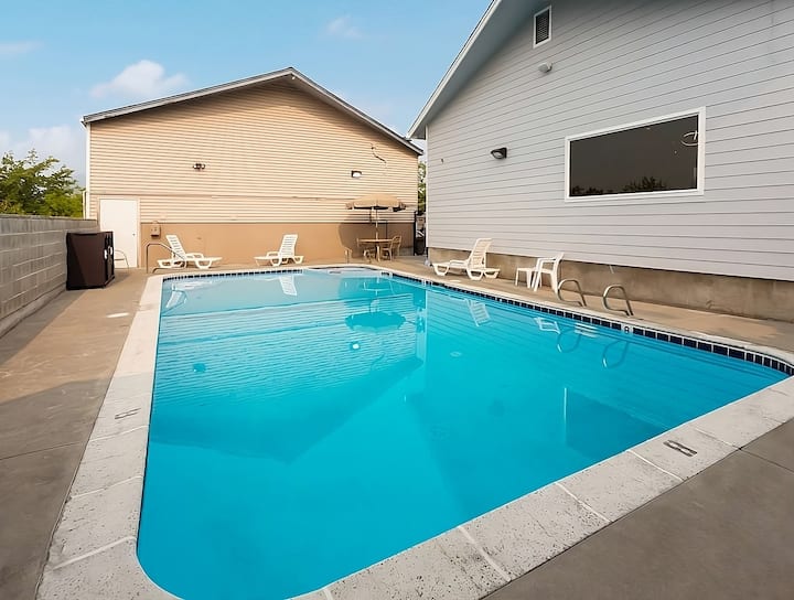 Rare Find! Comfortable Unit! Pool, Parking On-site - Rogue River, OR
