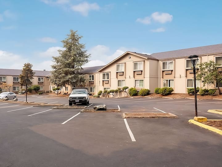 2 Wonderful Units! Pool Access And Free Parking! - Grants Pass, OR