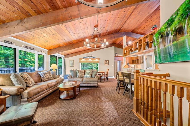 Alpine Court Chalet: Ski-in/ski-out Escape Pico - Killington, VT
