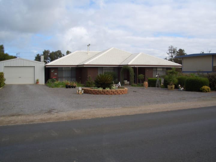 Kev's Place ~ Spacious ~ Short Walk To The Beach - Edithburgh