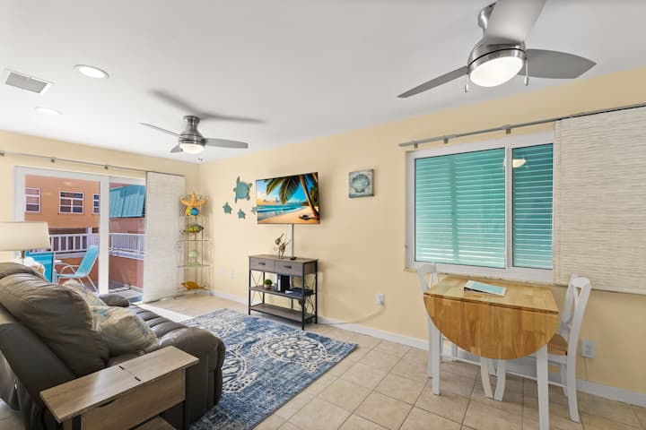 Beachside Bliss Steps To The Sand! 1bd1 Bath Condo - Holmes Beach, FL