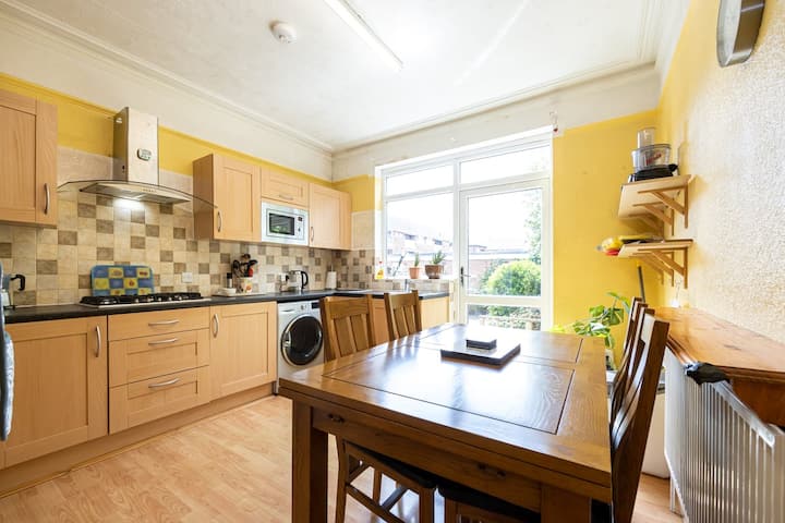 Guestready - Enchanting Life In Gorse Hill - Manchester