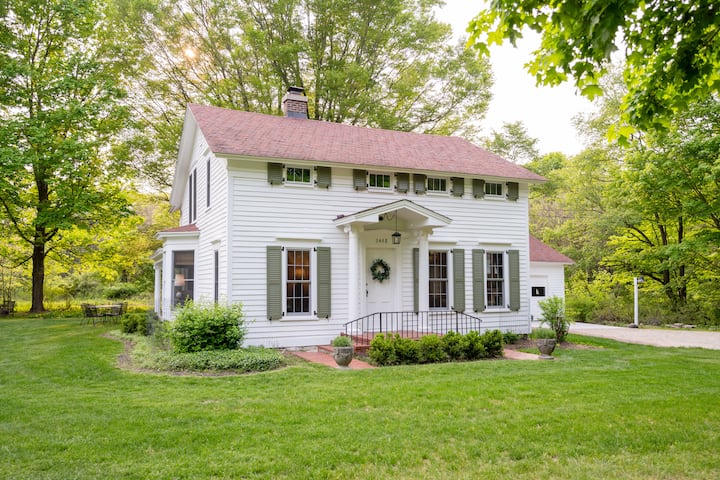 Stylish Retreat Near The Heart Of Saugatuck - Saugatuck, MI