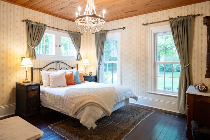 Stylish Retreat Near The Heart Of Saugatuck - Saugatuck, MI