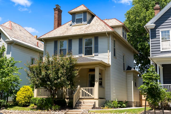 Hemingway's Hideaway: 2 Car Garage + Fenced Yard - Columbus, OH