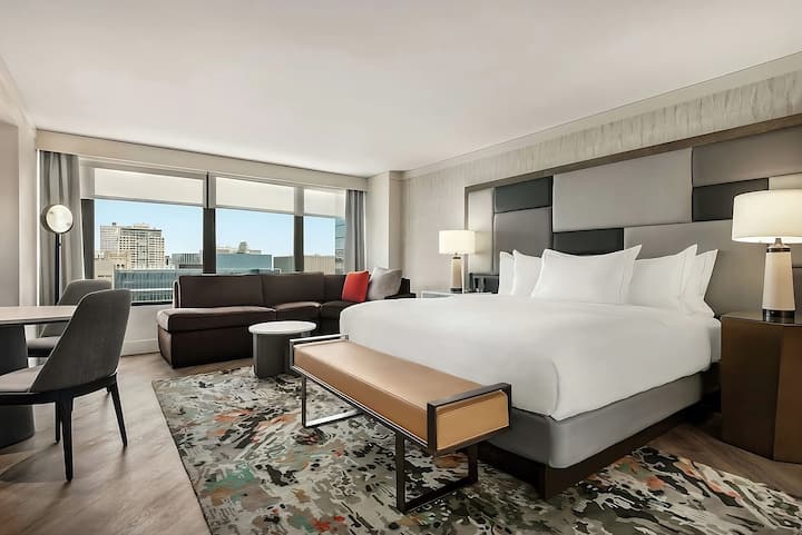 Enjoy A Hassle-free Stay! Onsite Pool, Parking - Chicago
