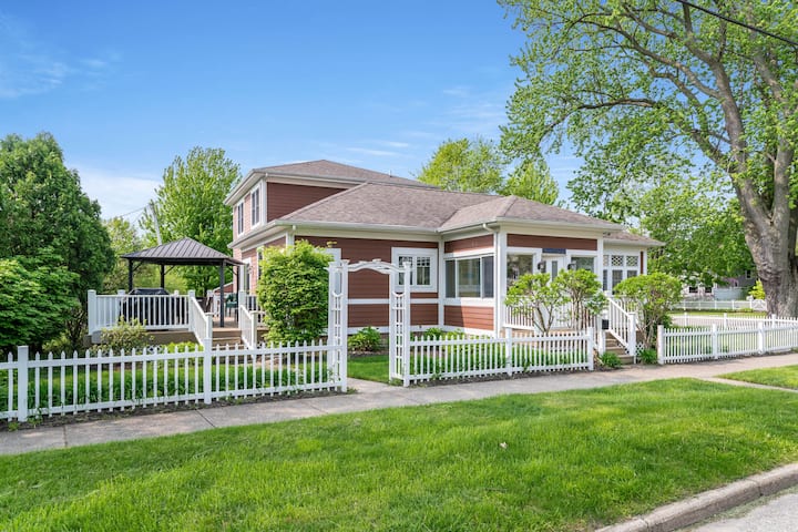 Beachview Bungalow: Pet Friendly! Sleeps 12. - South Haven, MI