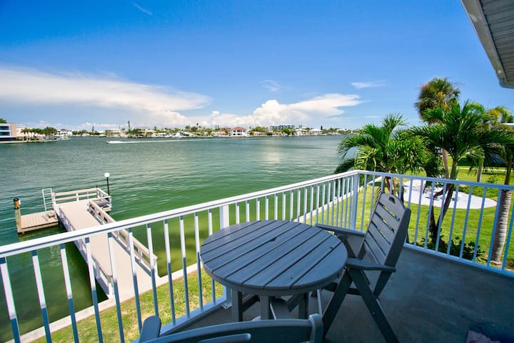 Waterfront Condo, Dock, Close To Beach, Food&shops - Treasure Island, FL