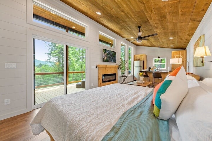 Dream Big In This New Tiny Home! Hot Tub, Firepit - Mineral Bluff, GA