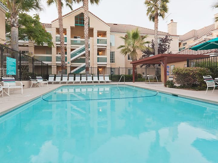 Pet-friendly Hotel! 2 Modern Units, Pool, Kitchen! - Pacifica, CA