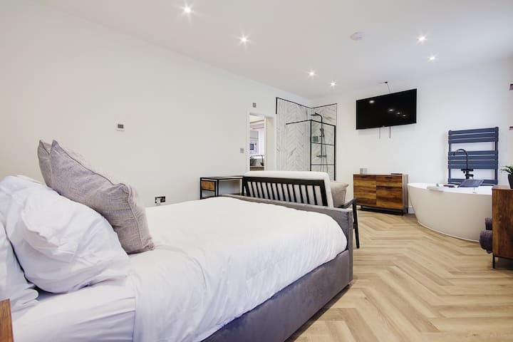 A Spacious Luxury Suite Open Bath - Sandbanks