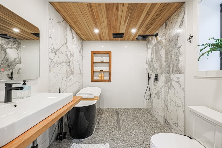 Parkdale Chic 2br: Spa & Style - Toronto