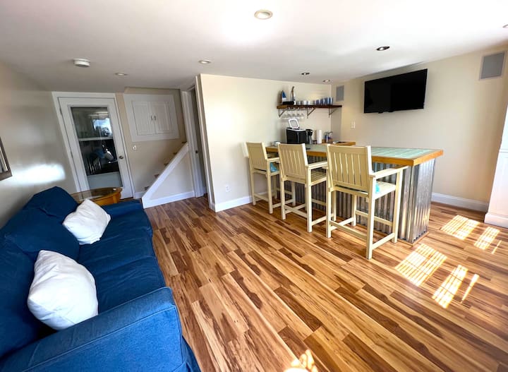 Beautiful Boathouse Overlooking The Bay - Sandusky, OH