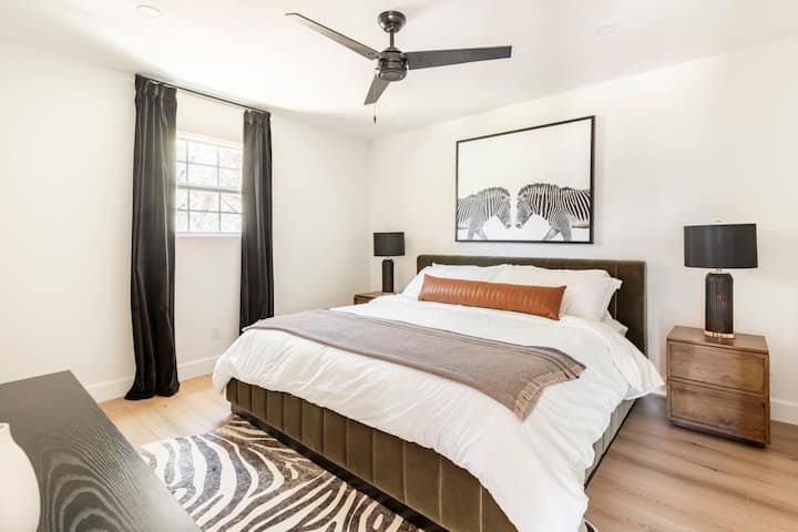 Zebra Haus! 2 Kings/hottub/pool/1 Acre - Canyon Lake, TX