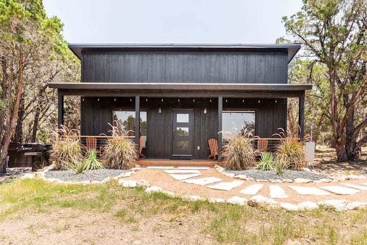 Zebra Haus! 2 Kings/hottub/pool/1 Acre - Canyon Lake