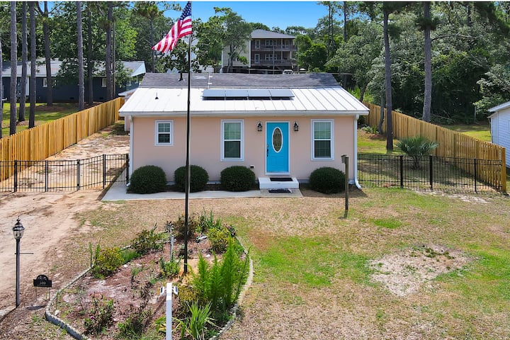 "Oak & Olive" 2 Bedroom 2 Bath Pet Friendly Home! - Oak Island, NC