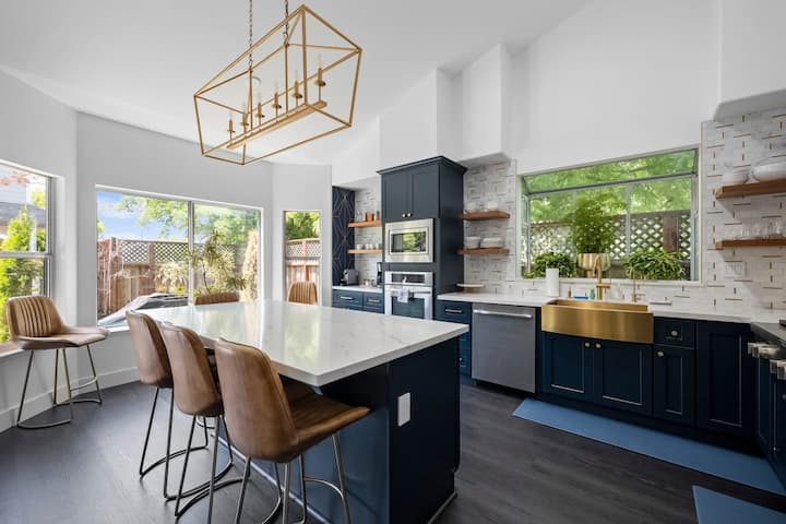 Botany House Designer Home With Hot Tub - Santa Rosa, CA