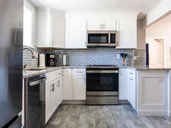 New 3br Unit Off Thames St With Parking - Newport, RI