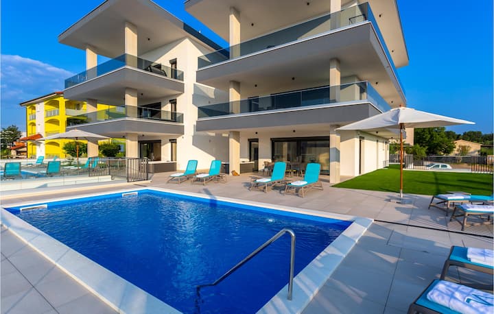 Nice Apartment In Malinska With Jacuzzi - Cres