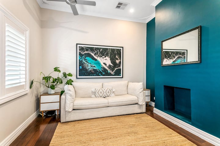 Wonderful Winter Home With Outdoor Fireplace - Cottesloe
