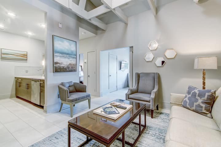 Great Location Downtown, Heated Pool Access - Savannah, GA