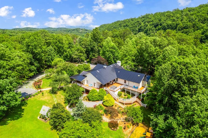 4 Acre Lux Estate, 4/6, Newly Renovated Estate - Pigeon Forge, TN