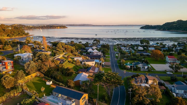 Moa Cottage - In Oneroa Village - Waiheke Island