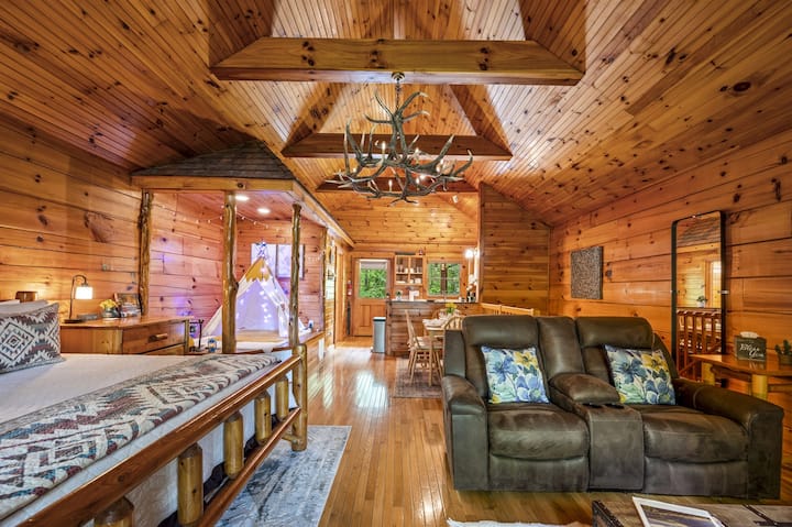 Cozy 2-story Cabin,hot-tub,game Room,mins To Pkwy - Pigeon Forge, TN