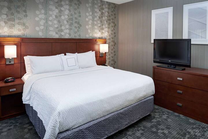 Look No More! 2 Relaxing Units, Indoor Pool! - Brookfield, WI