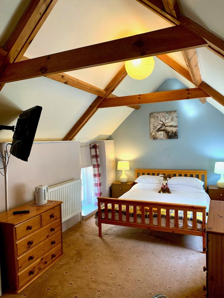 Classic Double Shared Bathroom - The Horseshoe Inn - Shepton Mallet