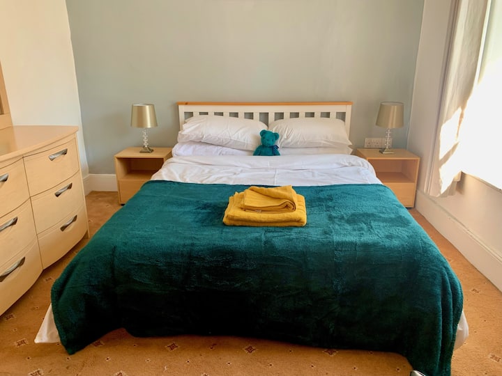 Classic Single Shared Bathroom - The Horseshoe Inn - Shepton Mallet