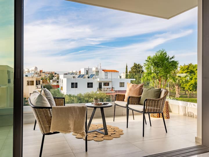 Sanders Olive - Chic 1-bdr Apt With Shared Pool - Пафос