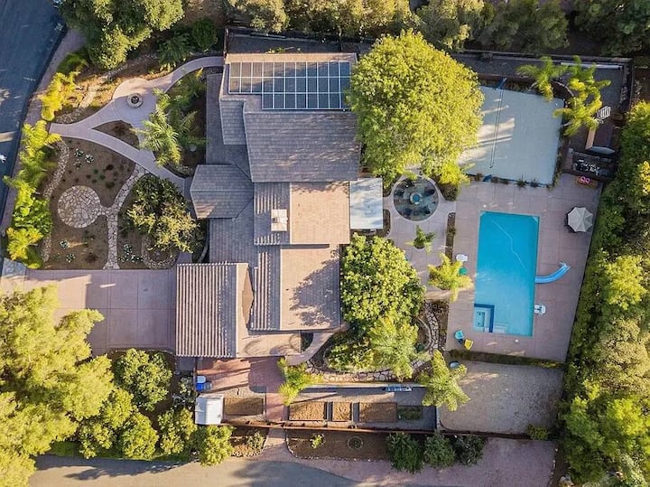 Resort-style 5 Br Retreat In Lake Hodges W Pool - Escondido, CA