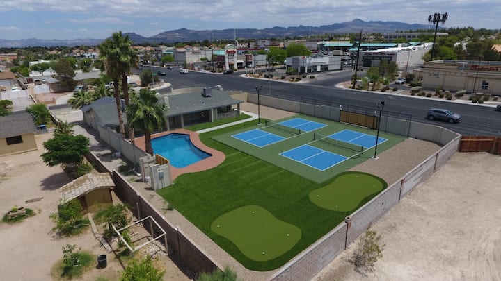 Elevated Pickleball Retreat - Pool,minigolf,gamerm - Las Vegas