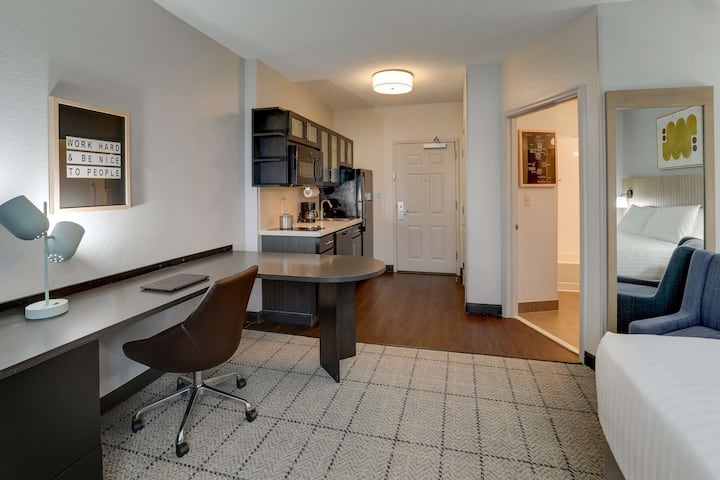 Relax And Recharge! Pool, Kitchen, Free Parking! - Doral