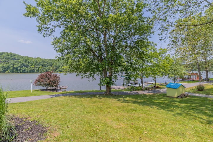 Cozy Waterfront Bungalow On Claytor Lake - Claytor Lake, VA