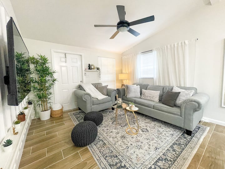 Cozy Home In Tampa Near Ybor & Busch Gardens - Temple Terrace, FL